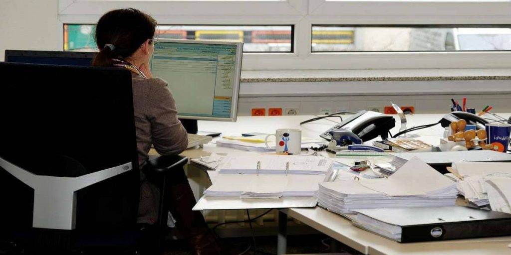 Se buscan personas para trabajar de auxiliar administrativo y ganar ...