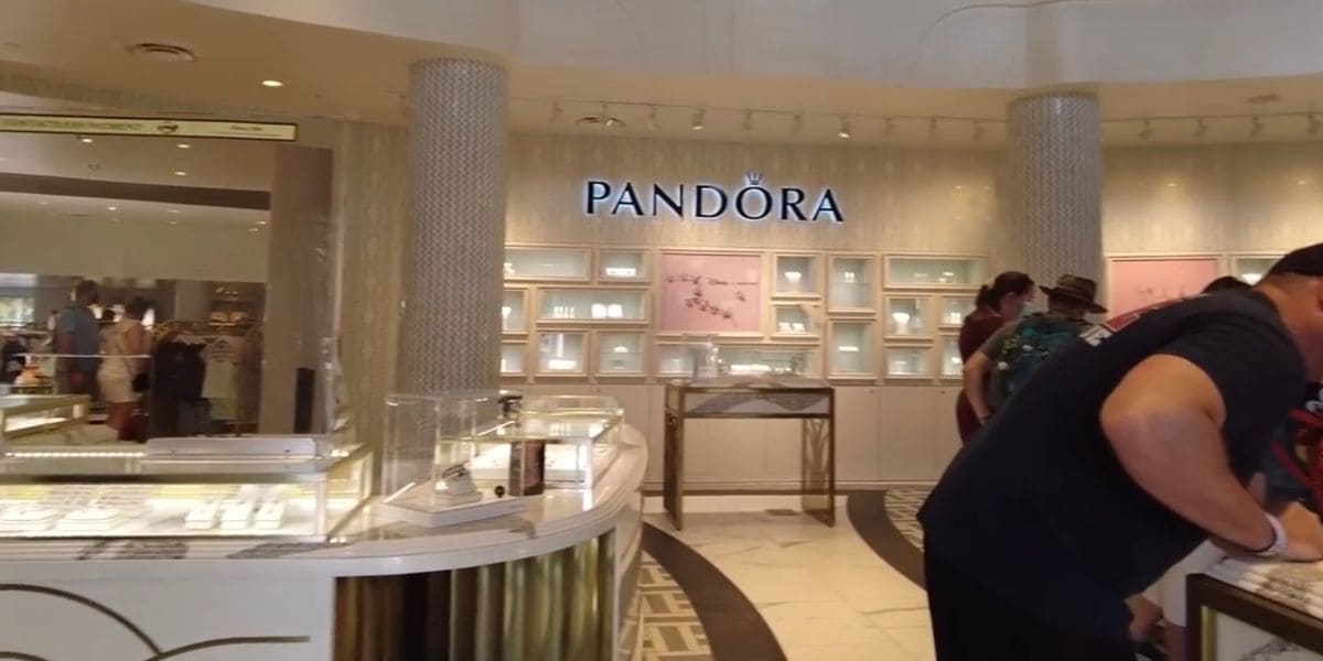 Pandora necesita contratar personal para trabajar en tiendas en Navidad